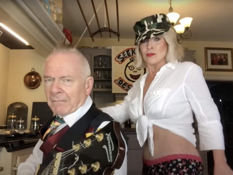 Fripp and Toyah perform Metallica's Seek & Destroy for Sunday Lunch cover