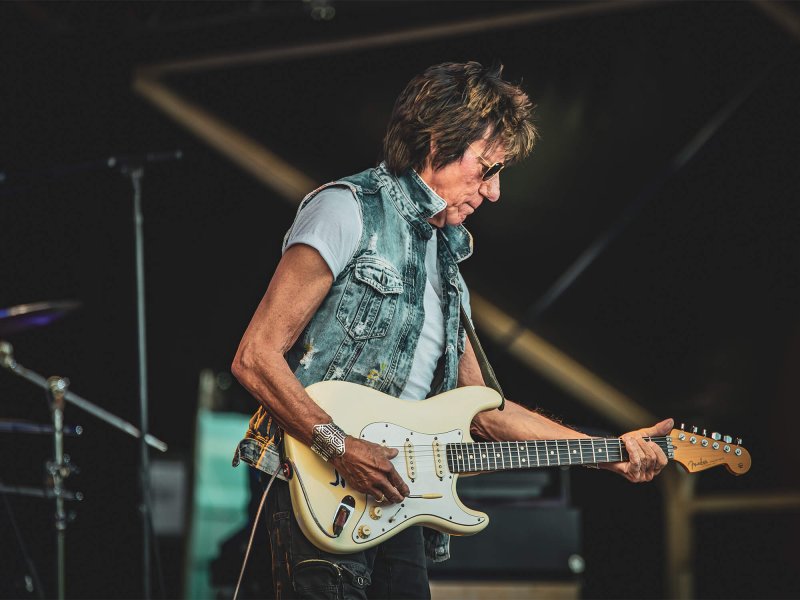 Footage from Jeff Beck's final live show features dazzling guitar solo